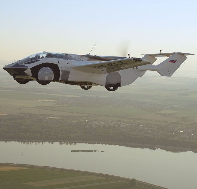 Mit dem Flug-Auto "AirCar" in der Rush-Hour über den Stau fliegen ...